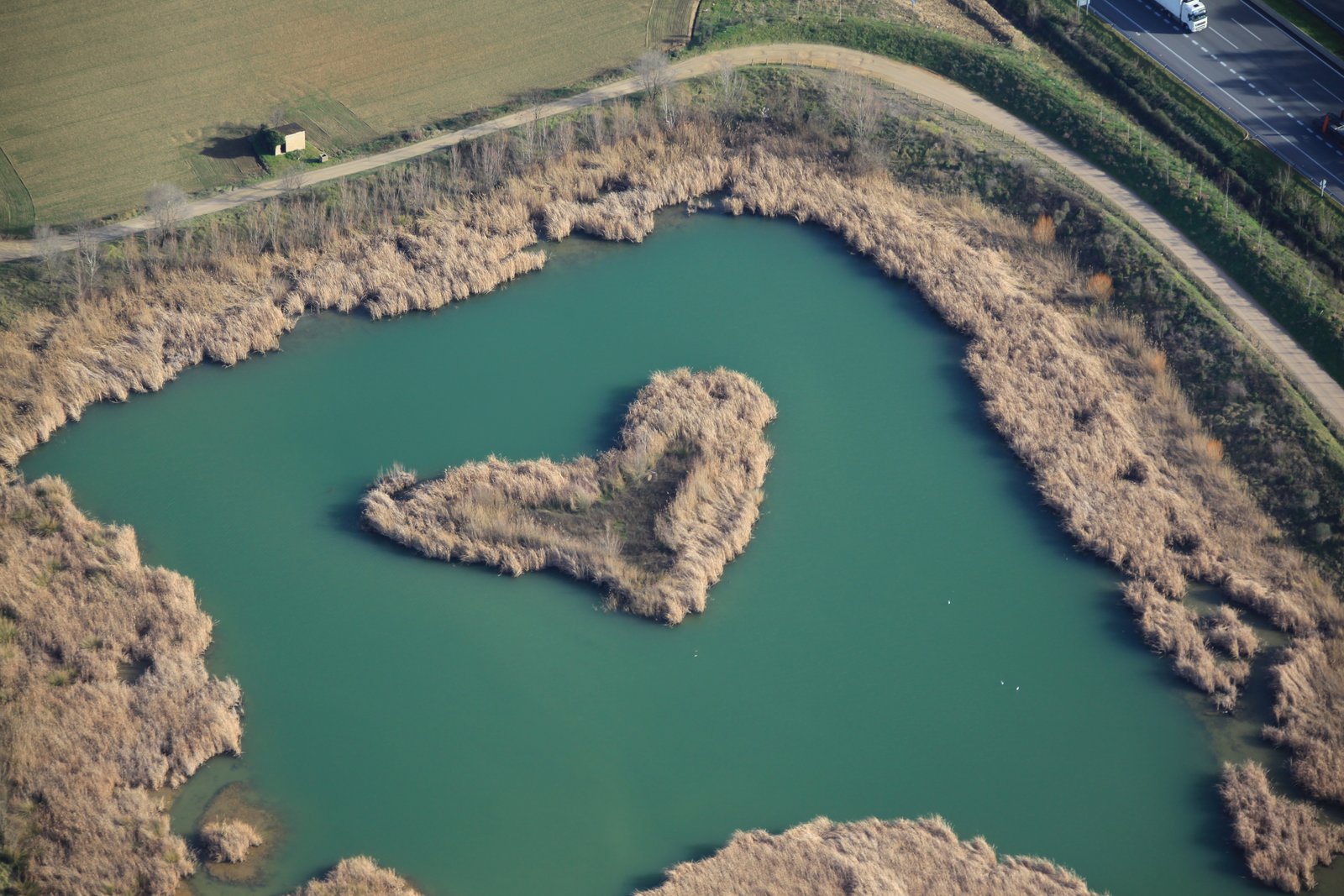 fotografía aérea legal y ambiental lago con isla corazón | Aviotec